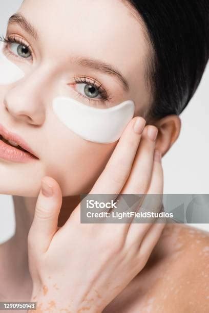 젊은 아름다운 여자 와 Vitiligo 과 눈 패치 에 고립 된 얼굴 에 흰색 20 24세에 대한 스톡 사진 및 기타 이미지 20 24세 눈 신체 부분 몸 가꾸기와