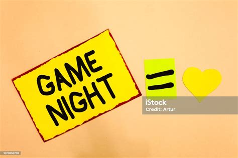 개념적 손을 게임 밤을 보여주는 작성입니다 비즈니스 사진 텍스트 이벤트는 사람들 모일 노란 종이 알림 등호 마음 보내는 낭만적인 감정을 자 지 목적 Championship에