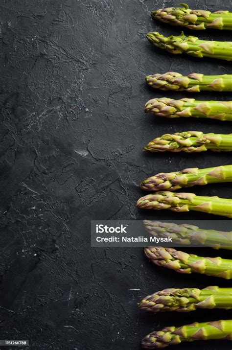검은 돌 배경에 신선한 녹색 아스파라거스 평면도 텍스트를 위한 여유 공간 계절에 대한 스톡 사진 및 기타 이미지 계절 굽기 다발 Istock