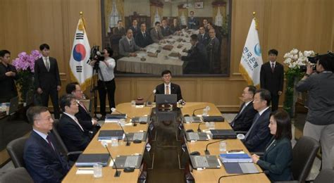 금통위 물가 둔화 추세지만 상방 압력 커져통화긴축 충분히 유지할 것 아주경제