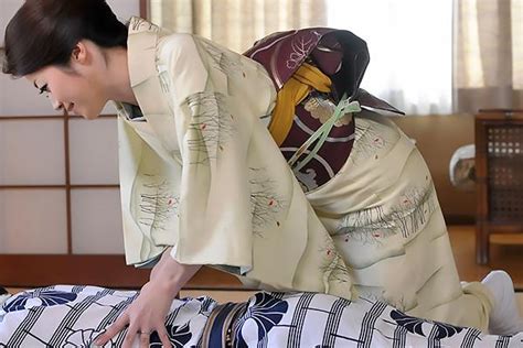 北条麻妃 和服姿の変態女将が男性客をマッサージ！下半身が疼いてフェラチオご奉仕！ 無料av動画