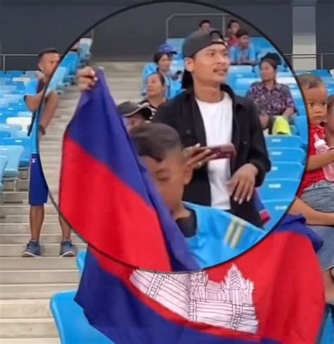 រំជួលចិត្ត ក្មេងប្រុស យំបណ្តេីរស្រែកបណ្តេីរៗ ប៉ាស៊ូៗក្រោមដំណក់ទឹកភ្លៀង