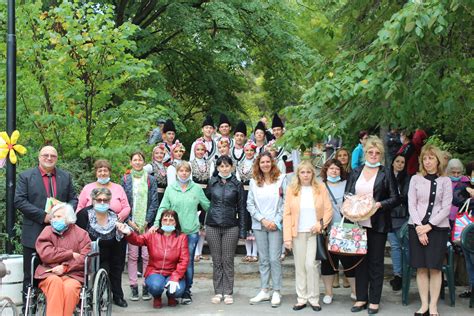 Община Русе поздравява родителите на града по случай 1 октомври международен ден на