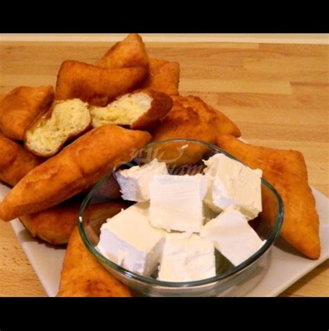 1 кофичка кисело мляко и 2 яйца само толкова за най вкусните мекици