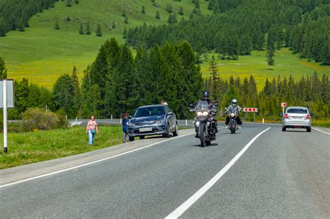 오토바이와 자동차에 여행자는 녹색 잔디와 나무가있는 산 근처 자동차를 향해 아스팔트 도로에 날카로운 회전에 드라이브 관광에 대한 스톡 사진 및 기타 이미지 Istock