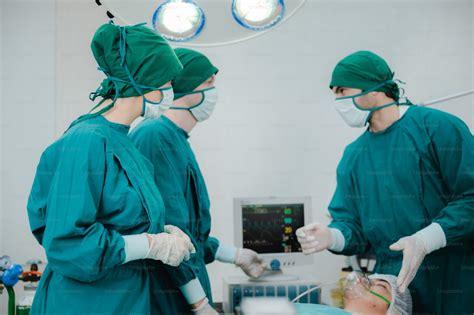 수술 환자와 간호사가 있는 수술 의료 건강 장비 응급 의학 치료 클리닉 개념으로 병원 수술실에서 일하는 전문 외과 의사 팀워크