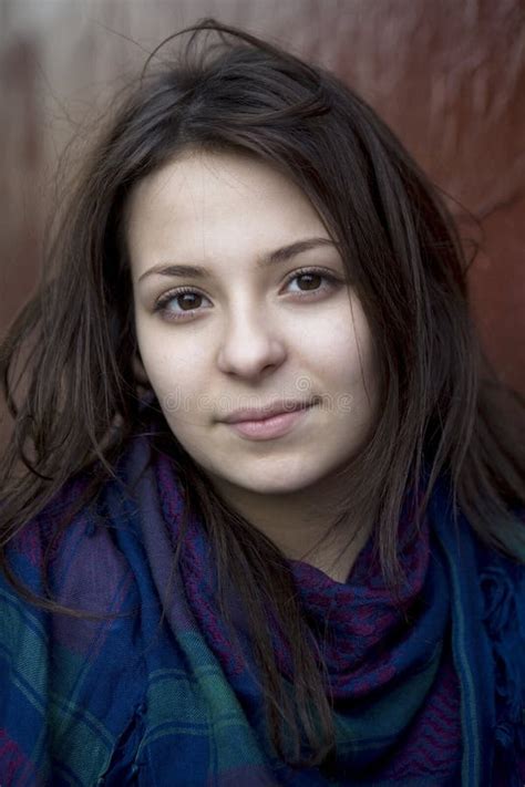 Retrato De La Muchacha Adolescente Seria Joven En Bufanda Imagen De