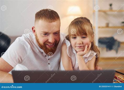 Online Lernen Vater Mit Seiner Kleinen Tochter Ist Zusammen Zu Hause