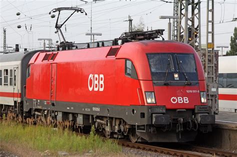 Die 1016 001-8 mit dem IC 2082 Königsee bei der Einfahrt in Hamburg ...