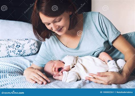 Neonato Di Allattamento Al Seno Della Madre A Casa Immagine Stock Immagine Di Bambino