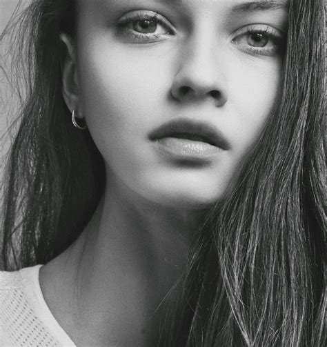 감정 강렬함 고요한 귀걸이 깊이 눈 눈썹 다정함 매끄러운 매우 복잡한 머리 명상 적 모델 목 미니멀리스트 반지 블랙 앤 화이트 스타일