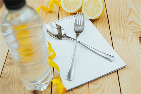 다이어트 계획 메뉴 또는 프로그램 테이프 측정 및 다이어트 음식 공란에 대한 스톡 사진 및 기타 이미지 공란 멍한 표정 무선 기술 Istock