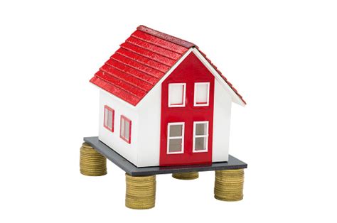 동전의 상단에 레드 하우스 모델 흰색 배경에 고립 된와 스택 부동산 사다리 모기지 및 부동산 투자에 대 한 개념 가격에 대한 스톡 사진 및 기타 이미지 Istock