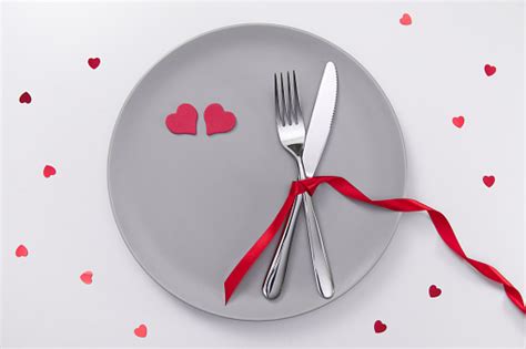 발렌타인 데이 축제 테이블 설정 흰색 테이블에 회색 접시 포크 칼과 빨간색 리본에 빨간 하트 모양평면 누워 데이트 컨셉을 좋아합니다 텍스트를 배치하고 공간을 복사합니다 0