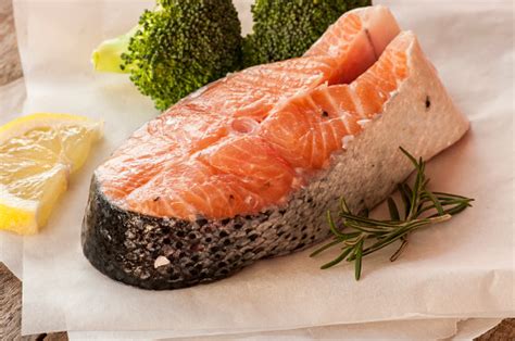 원시 연어입니다 허브와 레몬 흰색 배경에 고립 된 연어 빨간 생선 스테이크 고기에 대한 스톡 사진 및 기타 이미지 고기