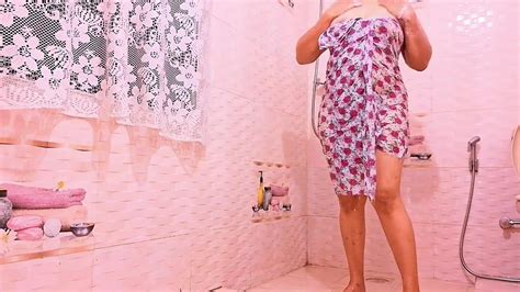 මෙන්න සුපිරි නෑම දිය රෙද්ද පිටින් දැනේනවා කැරි සැප නිසා Asian Sexy Gir Xasiat