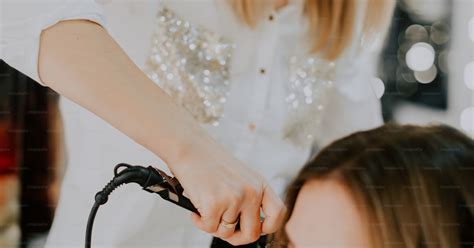 미용실에서 다른 여자의 머리를 자르는 여자 사진 Unsplash의 미용사 이미지