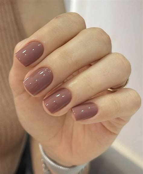 Манікюр в кольорі Mocha Mousse — мінімалістичний тренд 2025 Читайте на Ukr Net