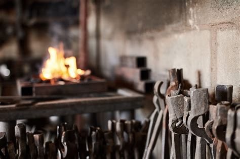 배경 대장장이 금속 도구 제조 및 주조 작업장 빈 철강 건설 공장 및 수동 노동 공정 근접 촬영 어두운 녹슨 철 장비 생산 및 산업 건물 어두운 색에 대한 스톡 사진 및
