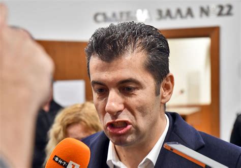 МРЕЖАТА ГЪРМИ Уникално ВИДЕО с Кирил Петков Кога се напукаш с пици с кристали и отидеш на