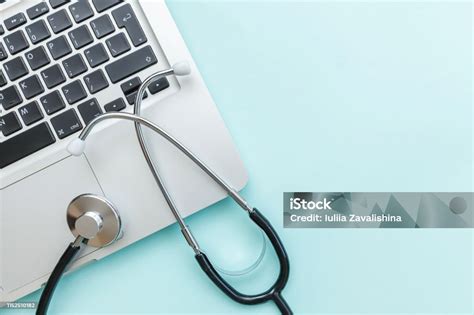 청진 기 키보드 노트북 컴퓨터 파란색 배경에 고립입니다 현대 의료 정보 기술 및 Sofware 진보 개념 컴퓨터 및 가젯 진단 및 수리 개념에 대한 스톡 사진 및 기타