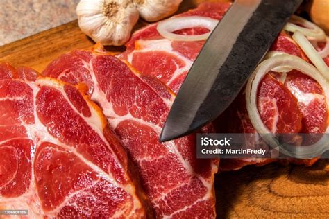 도마에 돼지 고기의 원시 목 얇게 썬 생 고기 그릴에 대한 고기를 준비합니다 홈 푸드 건강한 식생활에 대한 스톡 사진 및 기타