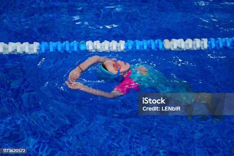 고글 수영복 및 모자를 쓴 어린이 소녀는 수영장에서 수영을 훈련하고 있습니다 만들기에 대한 스톡 사진 및 기타 이미지 만들기 수영 동작 활동 아이 Istock