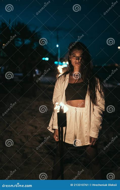 Joven Con Antorcha En La Playa Por La Noche Imagen De Archivo Imagen De Isla Antorcha 213310761