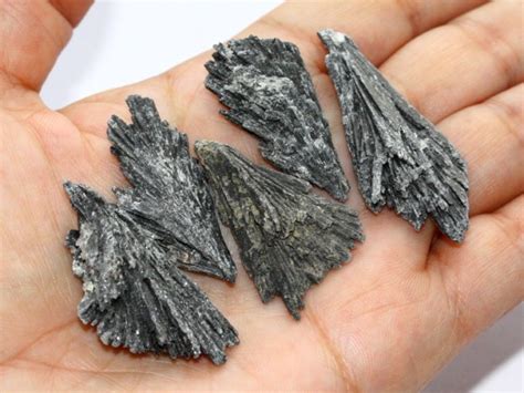 Кианит чёрного цвета: описание, свойства, кому подходит