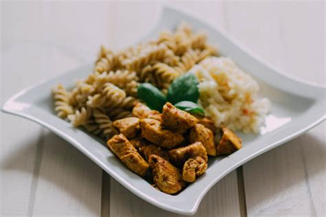 무료 이미지 레스토랑 요리 식사 식품 생기게 하다 야채 고기 점심 파스타 아시아 음식 국수 공식 만찬 채식주의 자 음식 튀긴 음식