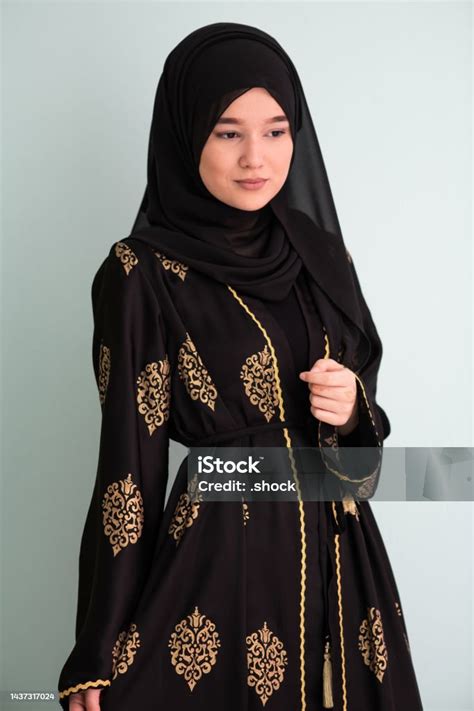 현대 이슬람과 라마단 카림의 개념을 나타내는 현대 청록색 배경에 고립된 히잡을 쓴 멋진 드레스를 입은 아름다운 무슬림 여성 18 19세에 대한 스톡 사진 및 기타 이미지