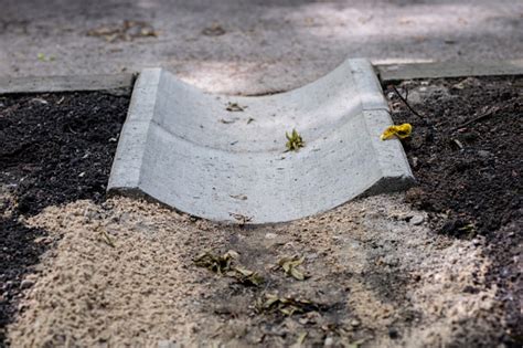 콘크리트는 아스팔트도로에서 물 유출입니다 빗 물에 대 한 매끈한 장소입니다 여름의 계절입니다 0명에 대한 스톡 사진 및 기타 이미지 Istock