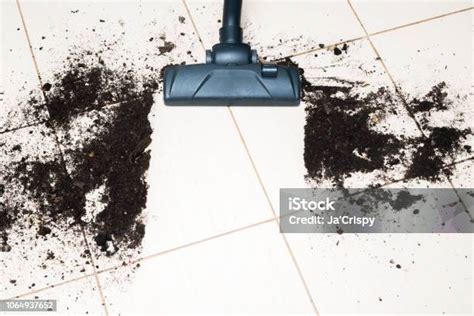 바닥에 먼지를 진공 청소기로 청소 하는 동안 사용 되 고 현대 진공 청소기의 어두운 머리 청소 서비스 개념입니다 청소기 Hoovering의 과정 가사 집안일에 대한 스톡