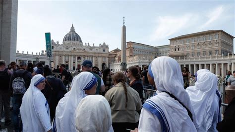 Хиляди се стекоха към Ватикана след новината за смъртта на папа Франциск Nova