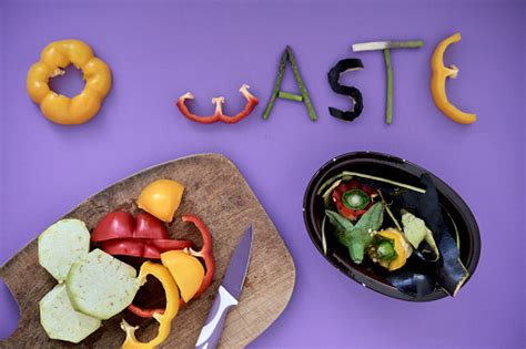 나무 판자 옆에 베가탈 조각과 야채로 가득 찬 용기로 제로 웨이스트라는 단어의 형성 0에 대한 스톡 사진 및 기타 이미지 0 가지 채소 건강한 식생활 Istock