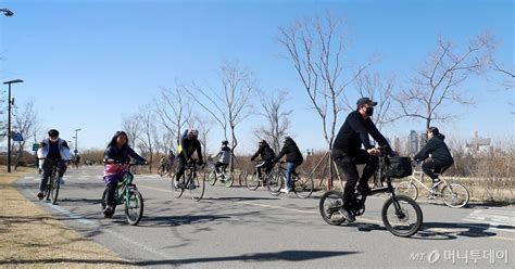 사진 구름 한 점 없는 하늘 아래서