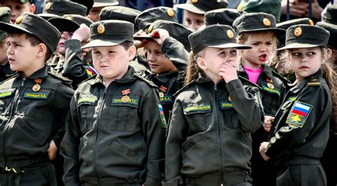 Кремль вербує сиріт на Донеччині дітей готують до війни Україна інфо