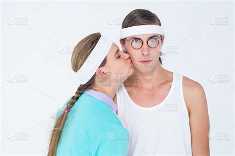 极客潮人亲吻她的男朋友