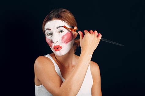 메이크업을 적용하는 젊은 여성 페인트 브러시와 메이크업얼굴을 그립니다 개념을 구성하지 않는 방법 마스카라에 대한 스톡 사진 및 기타 이미지 Istock