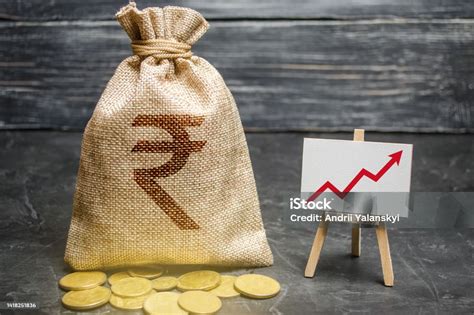 인도 루피 Inr 기호 머니 백과 빨간색 추세 화살표 차트 위로 예금 및 저축 이익과 수익 증가 자본 성장 수익성있는 비즈니스