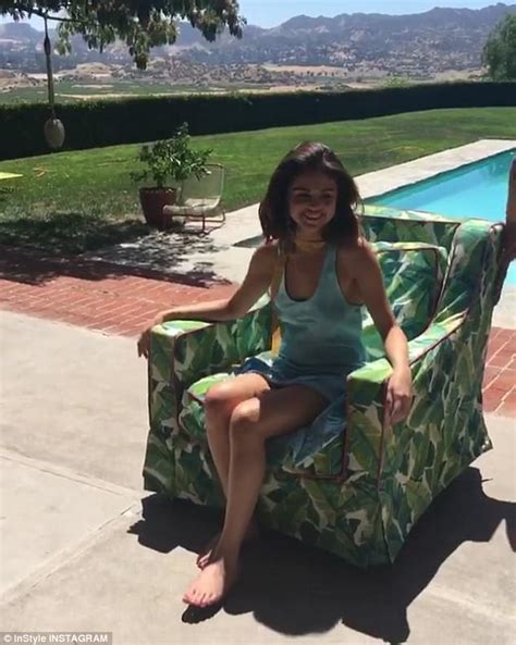 Selena Gomez Reveals She S In Therapy Daily Mail Online