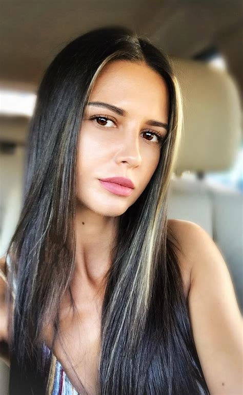 Iulia Pârlea Prezentatoare Tv Scrolller