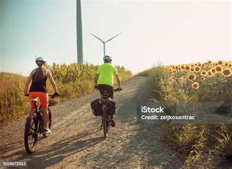 시골 길에서 모험을 즐기는 한 쌍의 산악 자전거 타는 사람의 사진 2명에 대한 스톡 사진 및 기타 이미지 2명 건강한 생활방식 남성 Istock