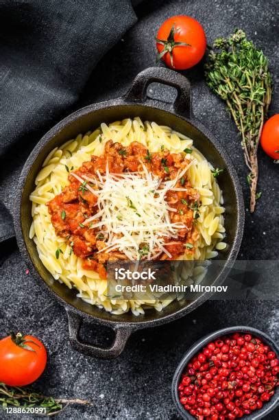 오르조 파스타 볼로네즈 소스를 곁들인 리손 갈은 쇠고기 검은 색 배경 위쪽 보기 0명에 대한 스톡 사진 및 기타 이미지 0명 가루로 빻은 건강한 식생활 Istock