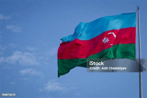 푸른 하늘 배경 아제르바이잔의 국가 플래그 흐린 하늘에 대 한 바람에 아제르바이잔 플래그입니다 아제르바이잔의 국기의 패브릭 질감 0명에 대한 스톡 사진 및 기타 이미지