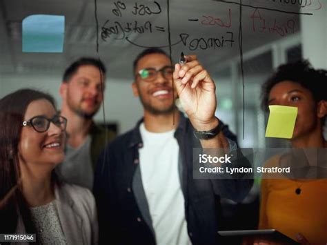 투명 유리사업계획을 논의하는 다양한 성공한 사업가 그룹 계획에 대한 스톡 사진 및 기타 이미지 계획 기업 문화 기업 비즈니스 Istock