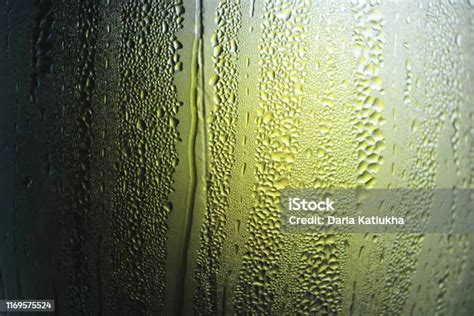 증기로 찐 투명 유리 물의 응축과 흥미로운 빛 조명과 광택전체 표면에 뜨거운 물 방울 가죽에 대한 스톡 사진 및 기타 이미지 가죽 갈색 거친 Istock