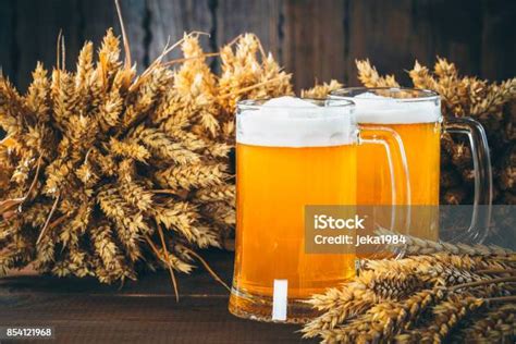 2 유리 나무 바탕에 보 리의 Spikelets와 가벼운 맥주의 옥 토 버 페스트의 아름 다운 배경 0명에 대한 스톡 사진 및 기타 이미지 Istock