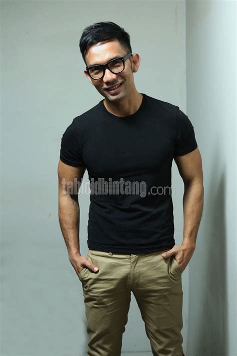 Indra Herlambang Tampil Gagah Dengan Tubuh Kekar