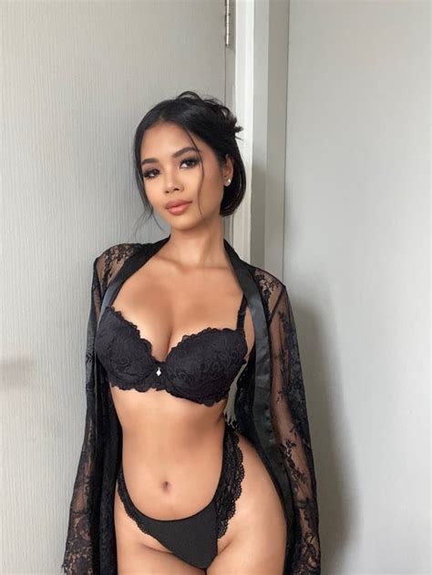 f19 I really love black : r/amihot